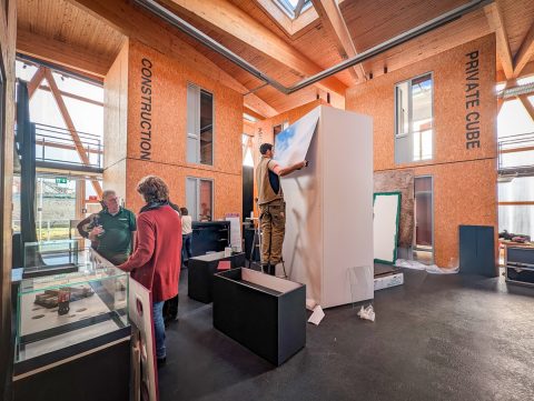 Aufbau der Ausstellung „800 Jahre Merzenich" im CUBITY